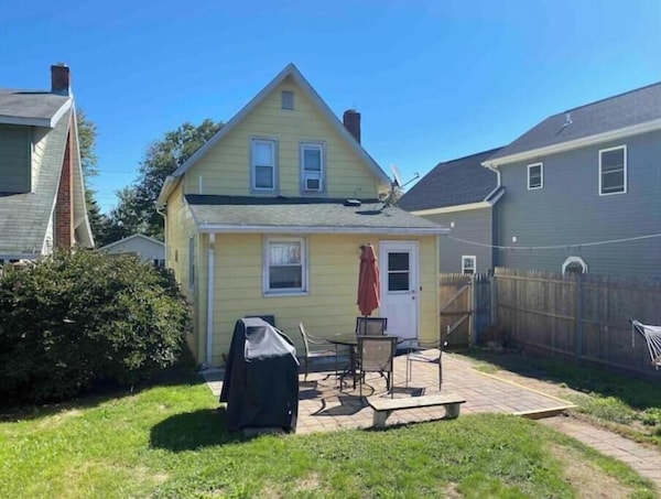 Cheerful 3br Cottage, 5 Min Walk To Beach! - Long Island, NY
