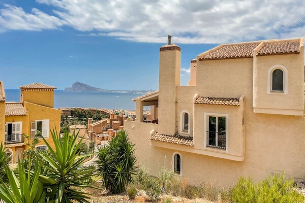 Charming Townhouse With Sea Views & Pool In Altea - Altea