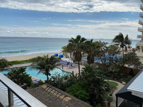 Direct Ocean View With A Comfortable Balcony. Amazing And Unique View. - Lighthouse Point, FL
