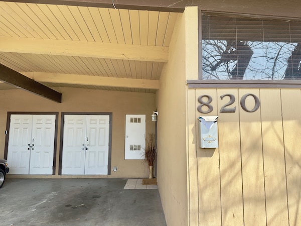 Kaweah Luxe Getaway With Laundry - Visalia, CA