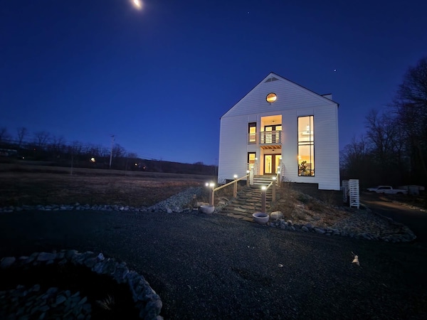 The Sugar Cube, A Stunning, Spacious, Modern Villa With An Orchard Maze - Ithaca, NY