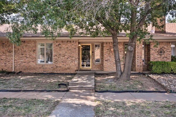 Centrally Located 3br/2ba Townhome, Cozy Fireplace, Smart Tvs & Wi-fi Retreat! - Lubbock, TX
