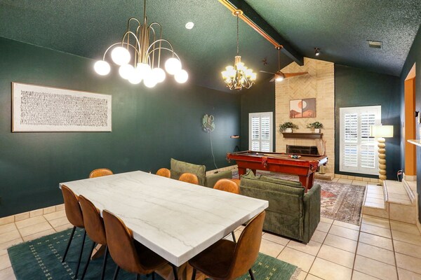 Very Spacious 5-bed W/ Pool, Hot Tub, Mini Golf, Game Room, Playground And More! - San Antonio, TX