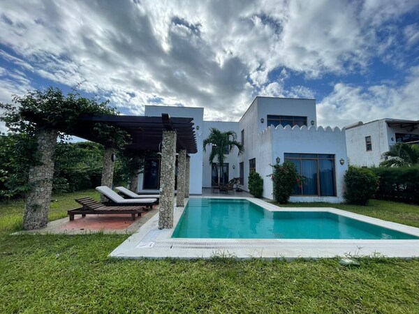 Sultan Palace Nyali 4bedroom Beachfront Villa - Mombasa