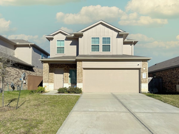Stylish 3 King+1 Queen  Fire Pit  Pool  Pets Ok! - Cleveland, TX