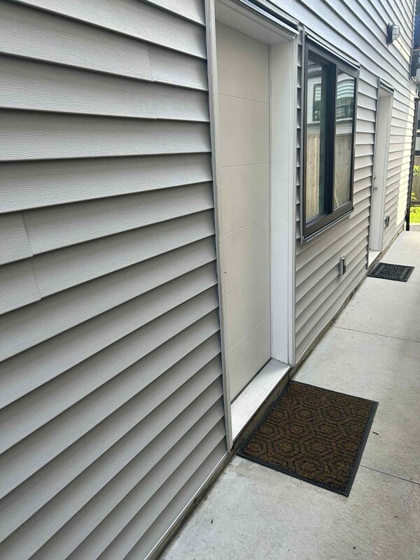 Spacious One Bedroom Suite Right In Downtown Maple Ridge! - Maple Ridge