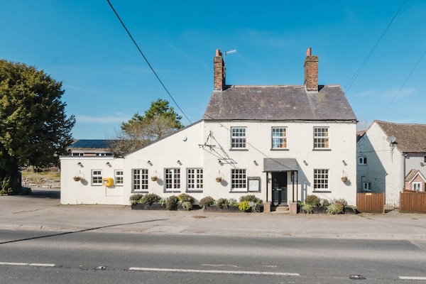 Idyllic Foodie Retreat Above The Silks Pub - Marlborough