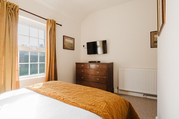 Stunning Room Above The Amazing Silks Pub - Marlborough