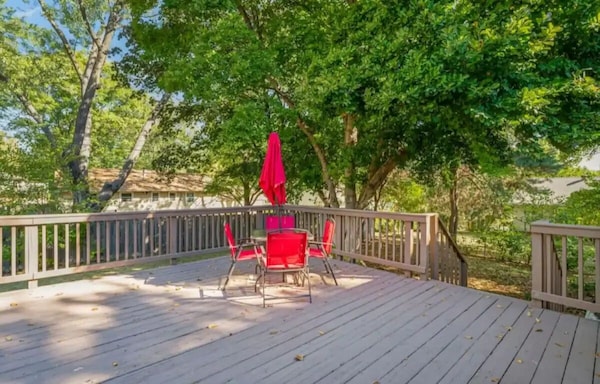 Heart Of Overland Park 3bd Backyard Bbq W\/ Netflix - Shawnee, KS
