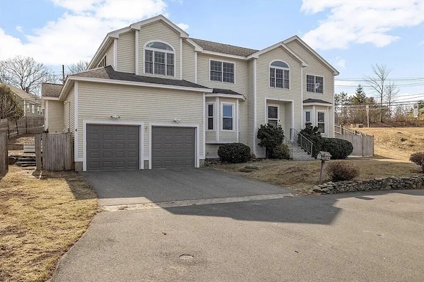 Spacious 5-bedroom 5 Bath House In Charming Marblehead & Close To The Ocean - Salem, MA