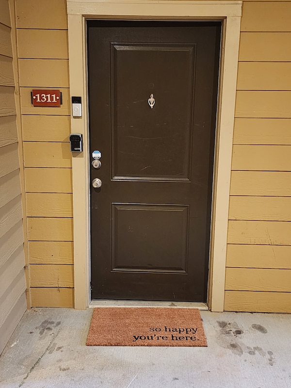 Spacious 1-bedroom Apartment Home.  For Adults Only! This Is A Spicy Play Place. - Lake Wylie, SC