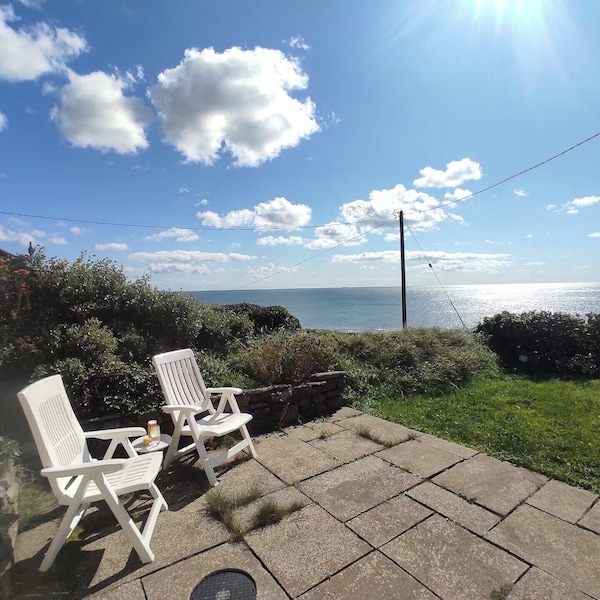 3-bed Seaside Cottage Retreat - Parking & Garden - County Cork