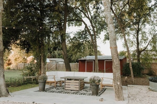 Charming Micro Barn Offering A Cozy Retreat! 4 Acres, Sleeps 6, Pet Friendly. - Waxahachie, TX