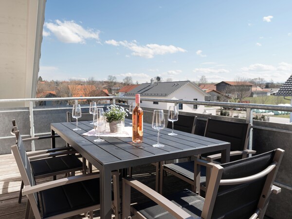 Ferienwohnung Anemone - 4 Zimmer, Großer Balkon & Alpenflair - Buchloe