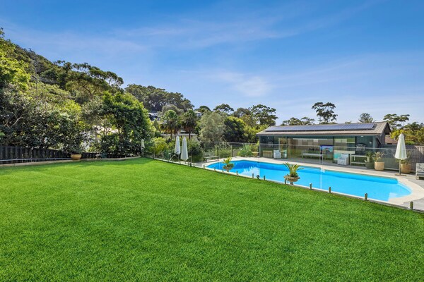 Villa Aix - Huge Entertainers Home - Minutes From The Sea -Magnesium Heated Pool - Narrabeen