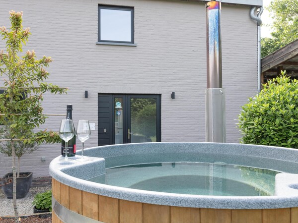 Stylish Holiday Home With A Hot Tub And Terrace - Flanders