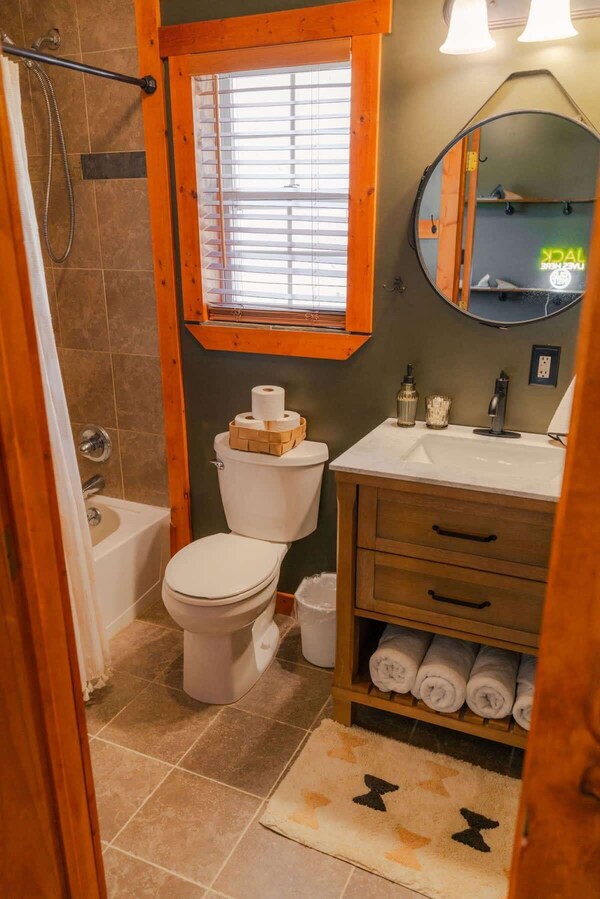 Cozy Cabin W/ Hot Tub - Near All In Hocking Hills - Logan, OH