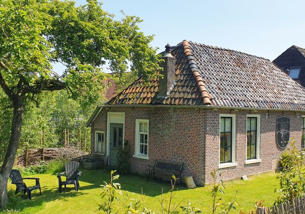 Attractive And Beautiful Cottage With A Fine Garden In The Heart Of Friesland - Friesland