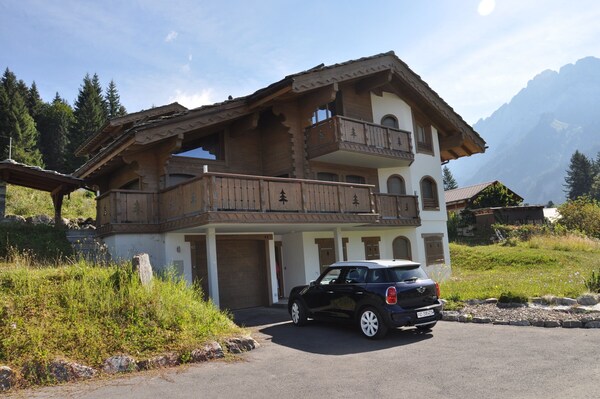 The Chalet Is Located 1km From The Start Of The Barboleuse Gondola Linking The Villars-gryon-les Dia - Les Diablerets