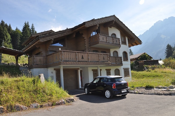 The Chalet Is Located 1km From The Start Of The Barboleuse Gondola Linking The Villars-gryon-les Dia - Les Diablerets