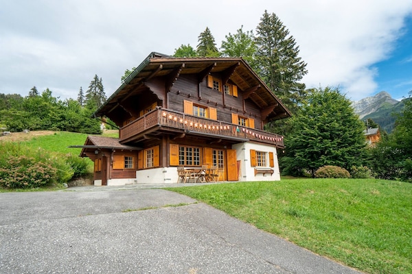 Pretty Chalet Located On A Large Plot Of Land Close To The Place De La Barboleuse, Its Shops And Res - Gryon
