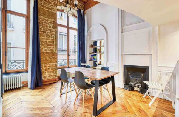 Exceptional Canut In The Heart Of Lyon - Opéra - Lyon Part Dieu Station