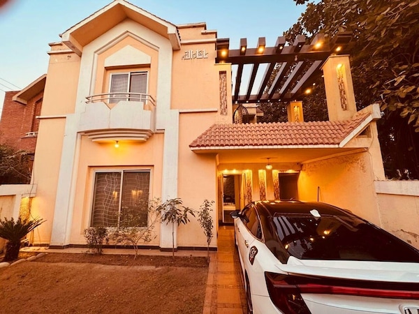 Haven Lodge, Luxurious 4br Spanish Villa In Lahore - Lahore