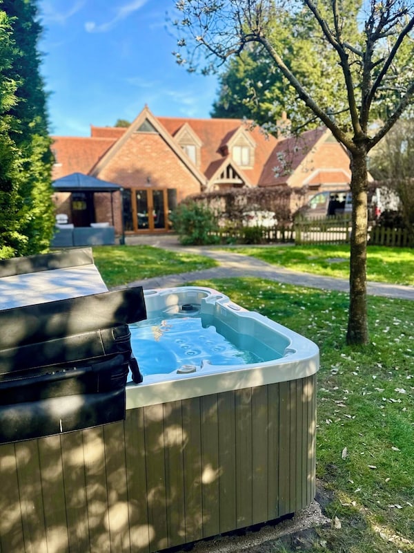 Serene Retreat - Hot Tub - Pool Table - Near New Forest And Beach - Sleeps 12 - Bourne
