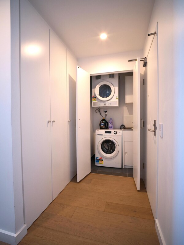 Located In Heart Of Bankstown And On Top Of The Building With Full Of Views. - Sydney