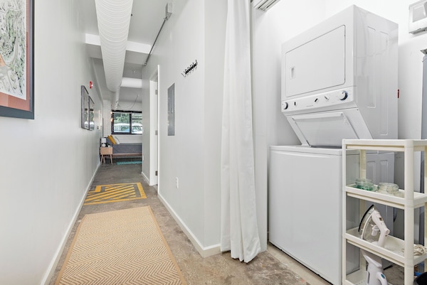 Muffin Suite King Bed 1bath With A Dedicated Parking Spot Book A Stay Now! - Kansas City, MO