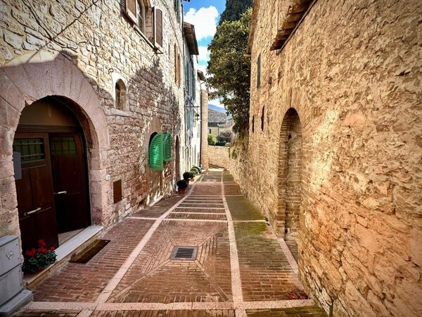 Assisi Small Cave Ride The Beauty - 阿西西