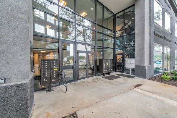Modern Industrial Loft Near Airport High-speed Wifi Secure With Free Parking - Parkville, MO