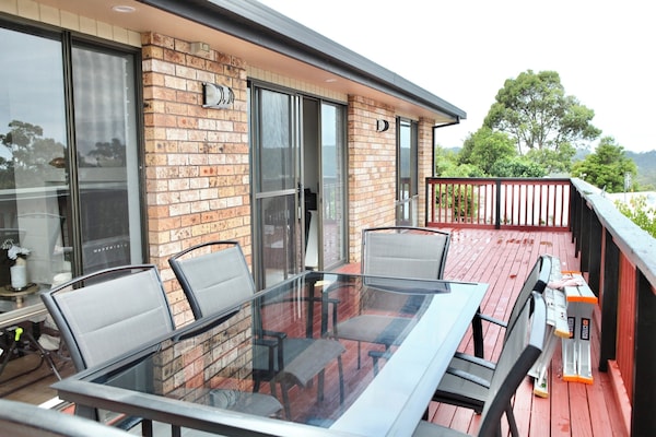 Seaside Serenity - Top Level Home W/ Stunning View - Batemans Bay