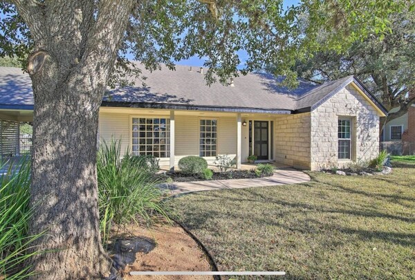 Charming 3-bedroom House With Ac, Wifi Down Town Historic Boerne Tx - Boerne, TX
