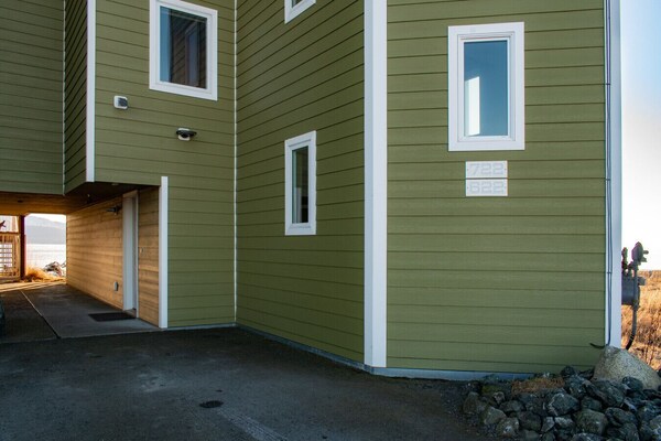 Lakeshore Lodging Ocean Front Lodges - Halibut Cove, AK