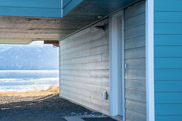 Lakeshore Lodging Ocean Front Lodges - Halibut Cove, AK