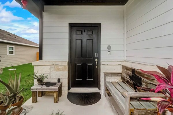New! Texy-mexy Bungalow: Spacious 3-bedroom House W/ Full Access & Pets Welcome! - San Antonio, TX