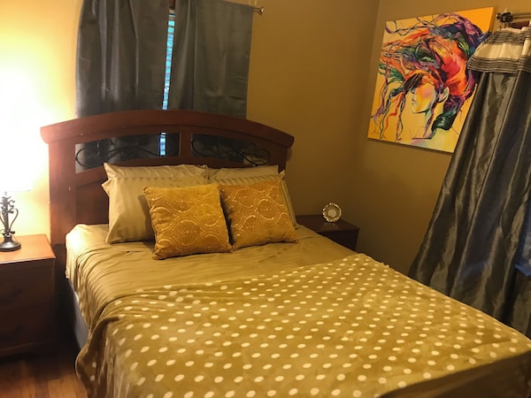 Charming 2-bedroom With Extended Yard, Delightful Beaumont - Beaumont, TX
