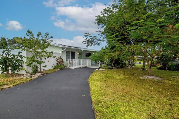 Salty Sea Home Jupiter/tequesta! 4-bedroom 2-bath Fully Furnished Home, Sleep 8. - Jupiter, FL