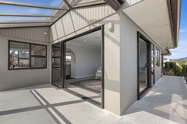 Sandbanks - Papamoa Beachfront Holiday Home - Te Puke