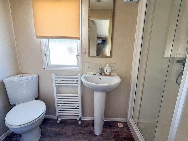 Dog Friendly 10 Berth Caravan At Dovercourt Holiday Park In Essex Ref 44606j - Harwich