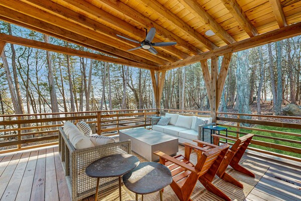 Modern Lakehouse W/ Private Beach, Dock, Fireplace, Gym, Theater, Jacuzzi Tub - Shelburne, VT