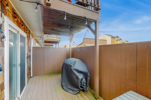 Family Friendly Coastal Getaway Townhome Near Beach & Downtown - Long Beach, WA
