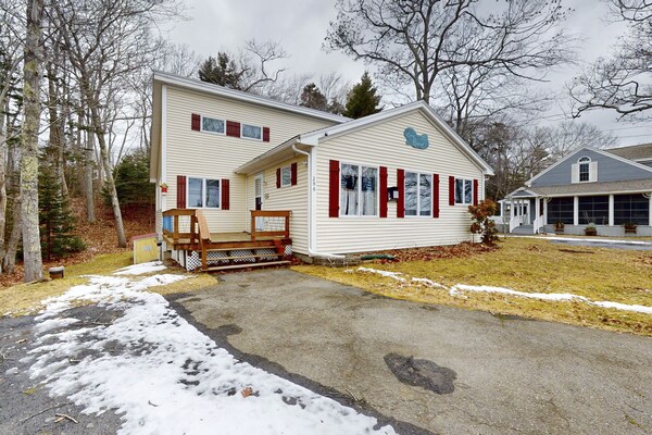 Charming Cottage With Ocean Views, Wifi, And Washer And Dryer - Round Pond, ME