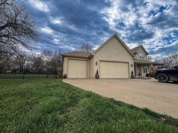 Spacious 4-bedroom 3 Acre Fence County Home In Cleveland Mo! - Belton, MO
