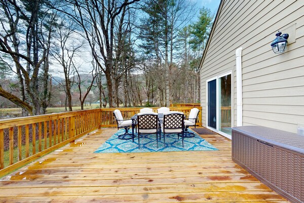 Charming Sapphire, Nc Condo: Cozy, Dog-friendly, Pool, Golf Course, & More - Cashiers, NC