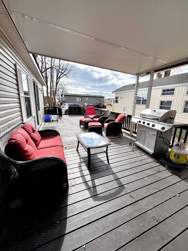 Sherkston Shores Cozy Retreat - Minutes Walk To The Beach, Sleeps 6, Fire Pit! - Crystal Beach