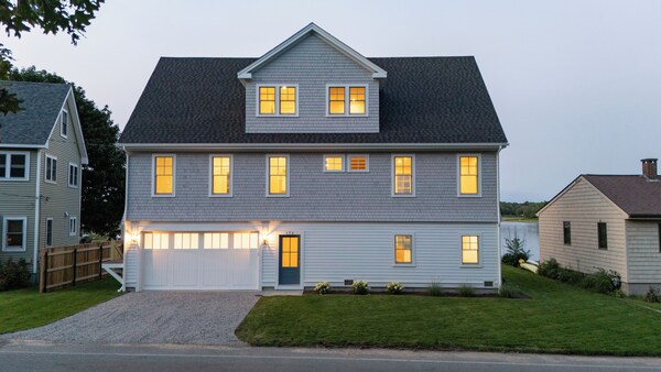 Luxury Waterfront Home Private Dock, Stunning Views & Sleeps 14 - Narragansett, RI