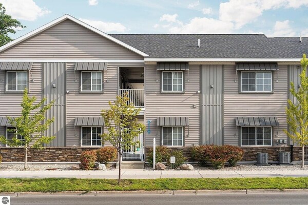 Cozy 1-bedroom Apartment In Enchanting Traverse City With Wifi, Ac - Traverse City, MI