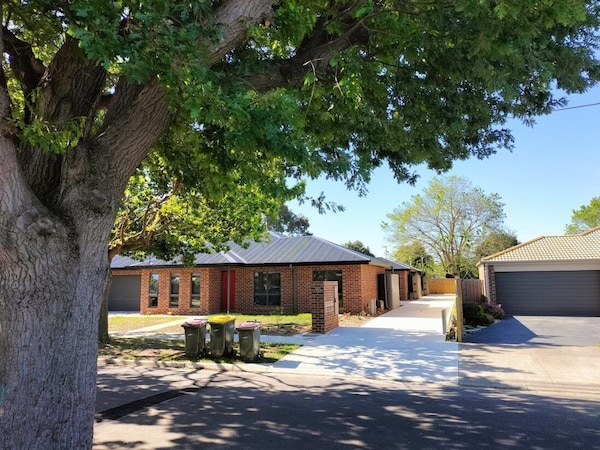 Modern Unit Close To Shops And Services, Public Transport, The Waterfront Etc - Lara